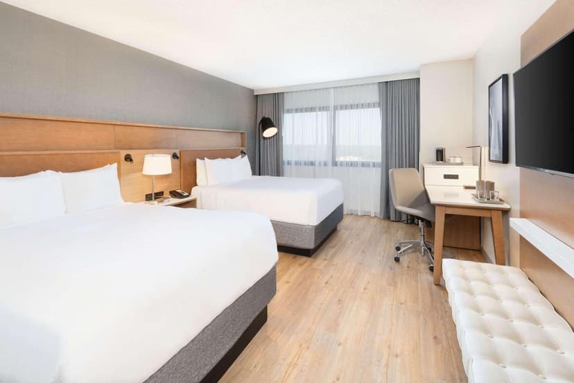 Book a Day Pass for a Hotel or Resort in Phoenix | Pool & Spa Access